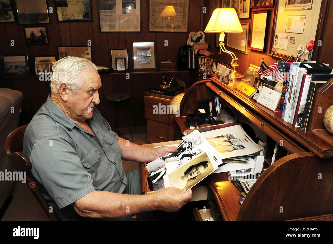 George Mendonsa compares a photograph of his wife to the famous Times ...