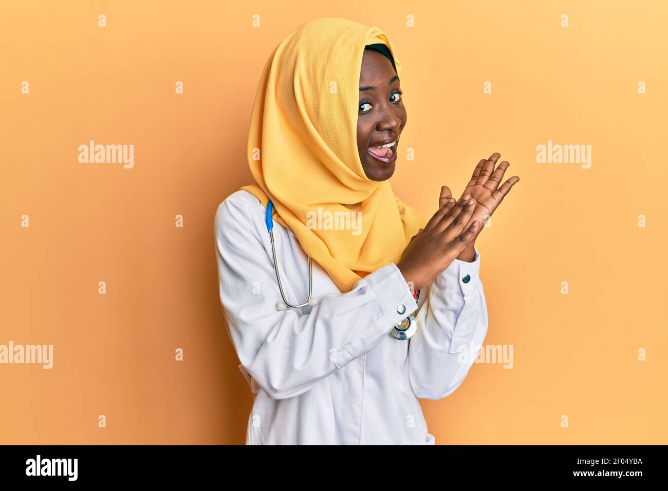 Hijab girl clapping hi-res stock photography and images - Alamy