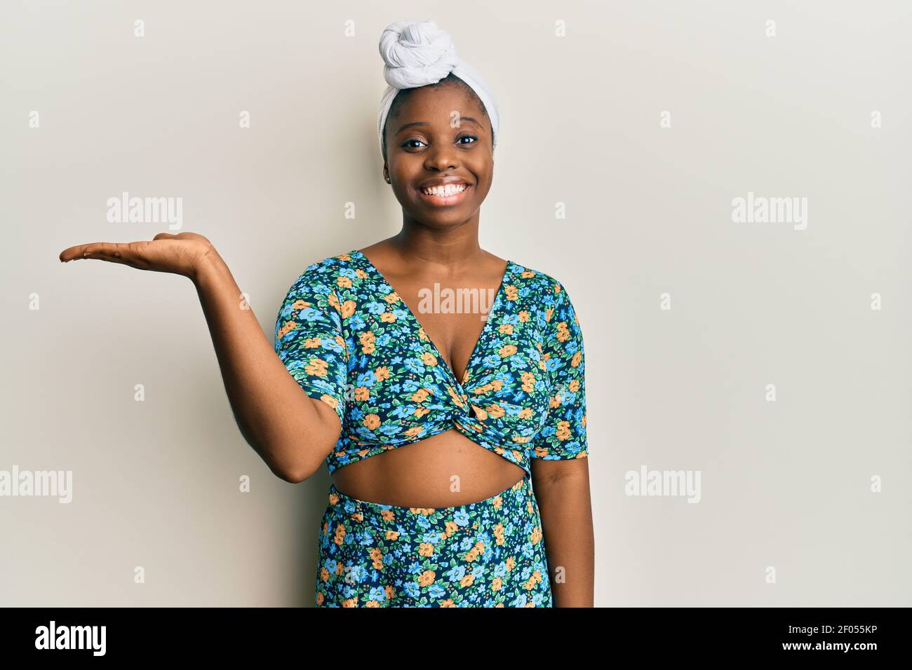 Traditional african woman presenting hi-res stock photography and ...