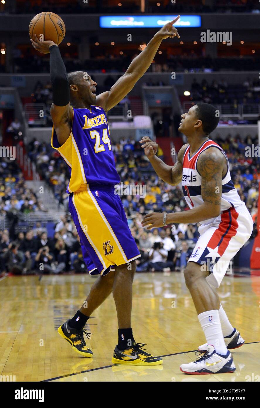 Los Angeles Lakers shooting guard Kobe Bryant (24) looks to make a pass ...