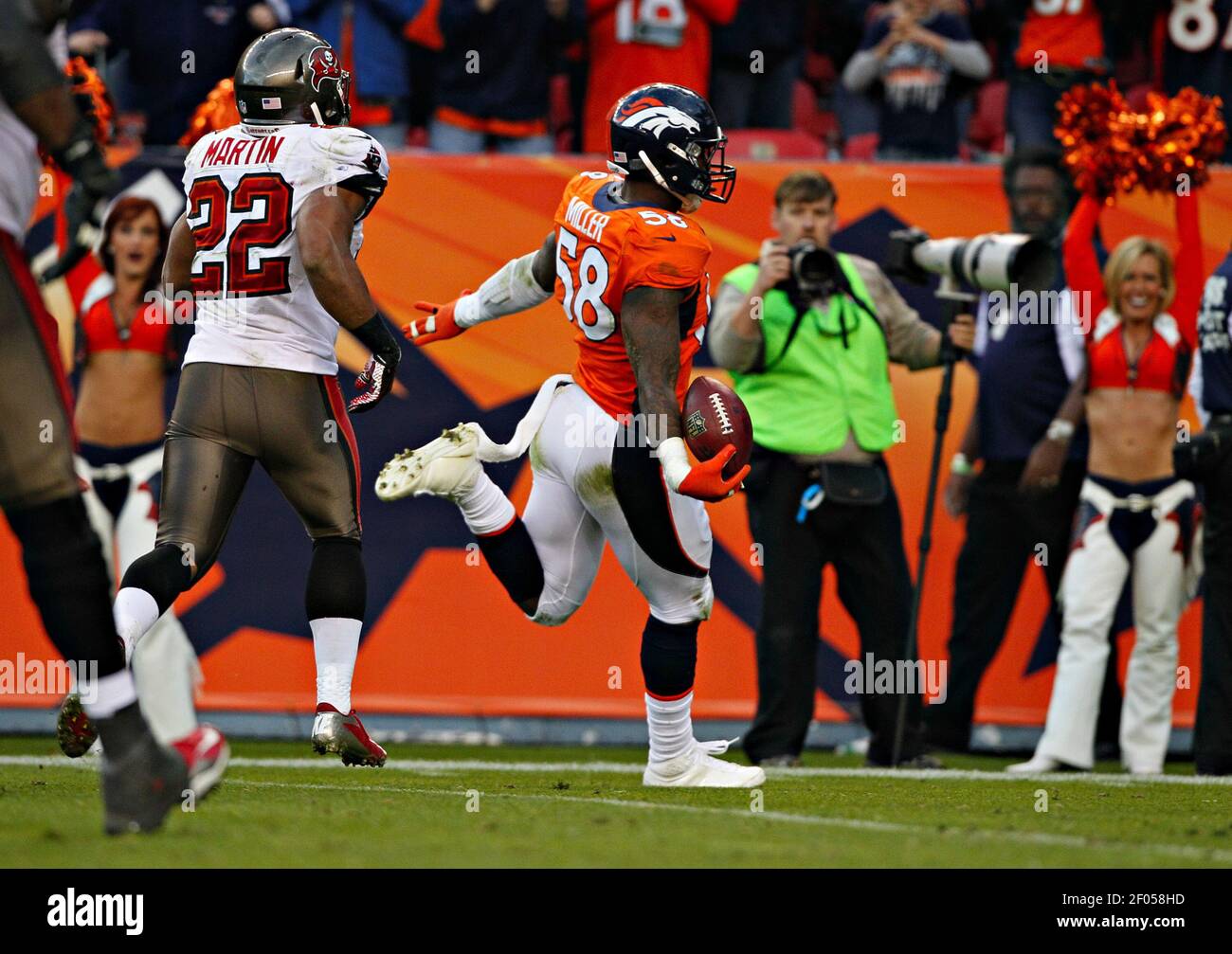 Denver Broncos outside linebacker Von Miller (58) outruns Tampa Bay ...