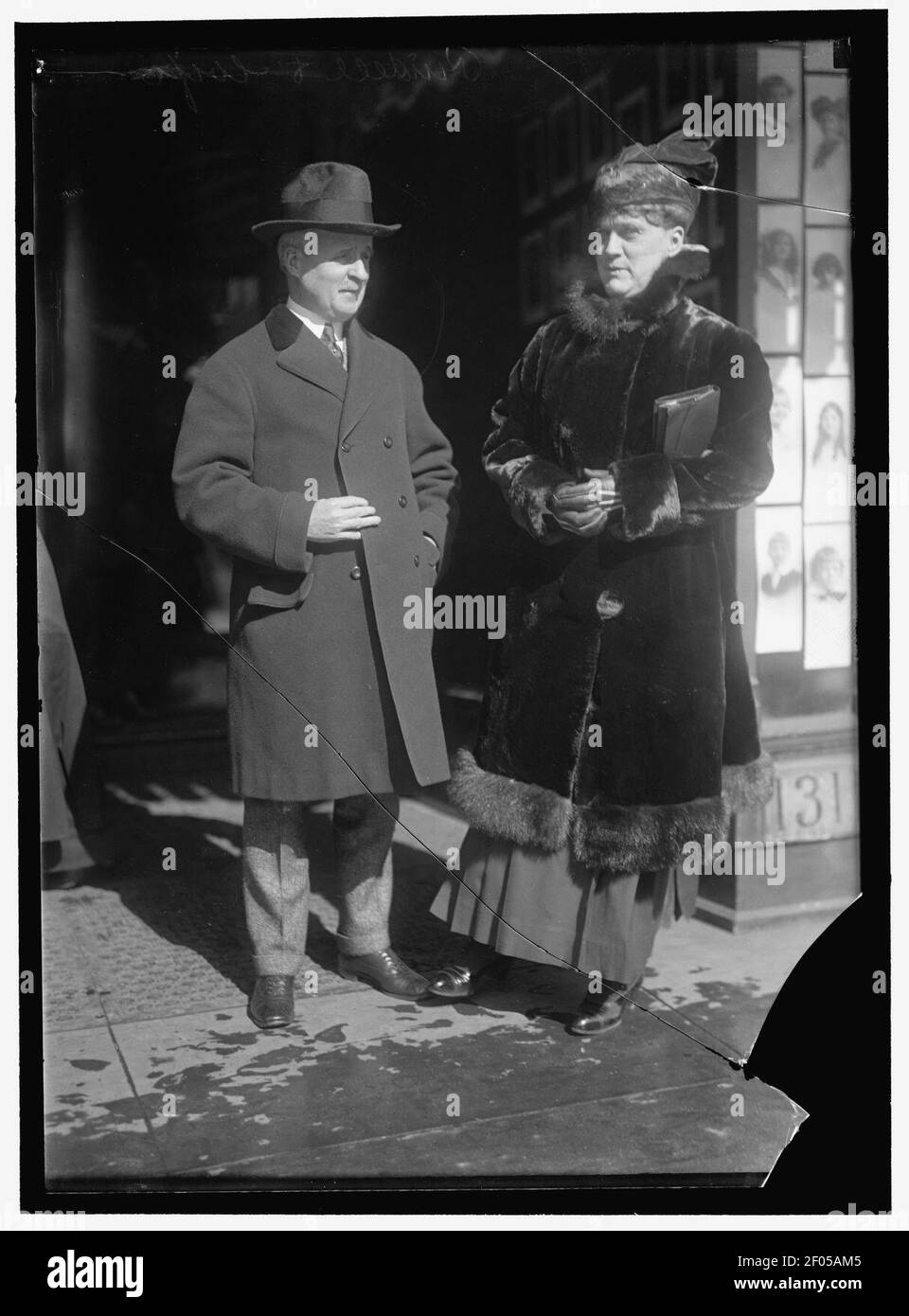 PINDELL, HENRY MEANS, EDITOR. WITH WIFE Stock Photo - Alamy