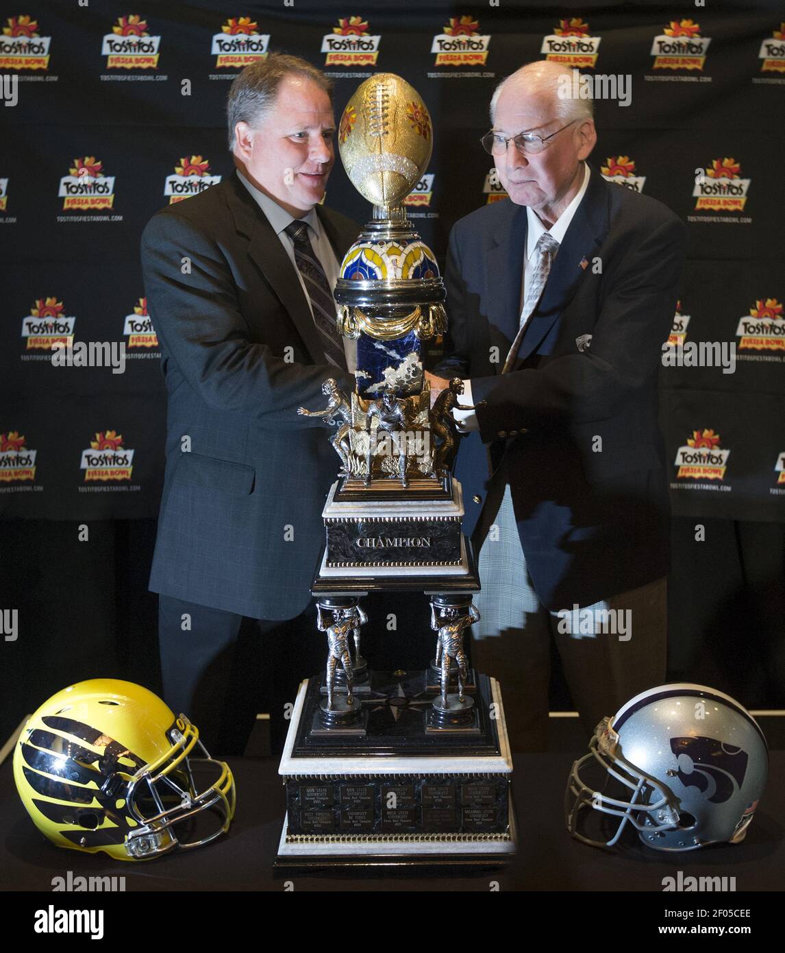 University of Oregon head coach Chip Kelly, left, and Kansas State ...