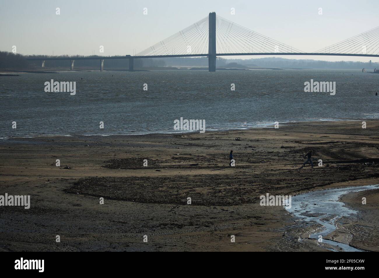Mississippi river low water levels hi-res stock photography and images ...