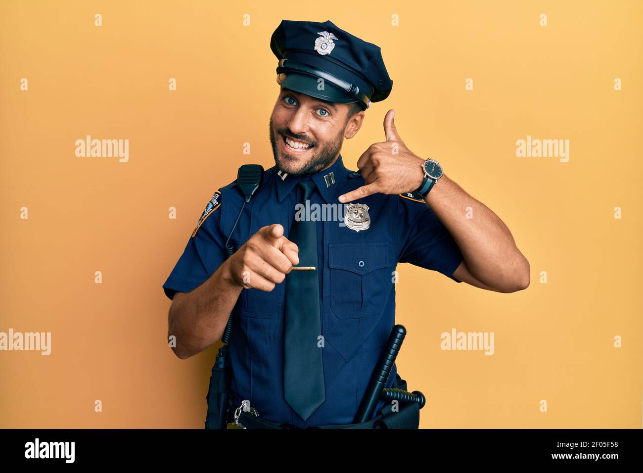 Police officer friendly talking hi-res stock photography and images - Alamy