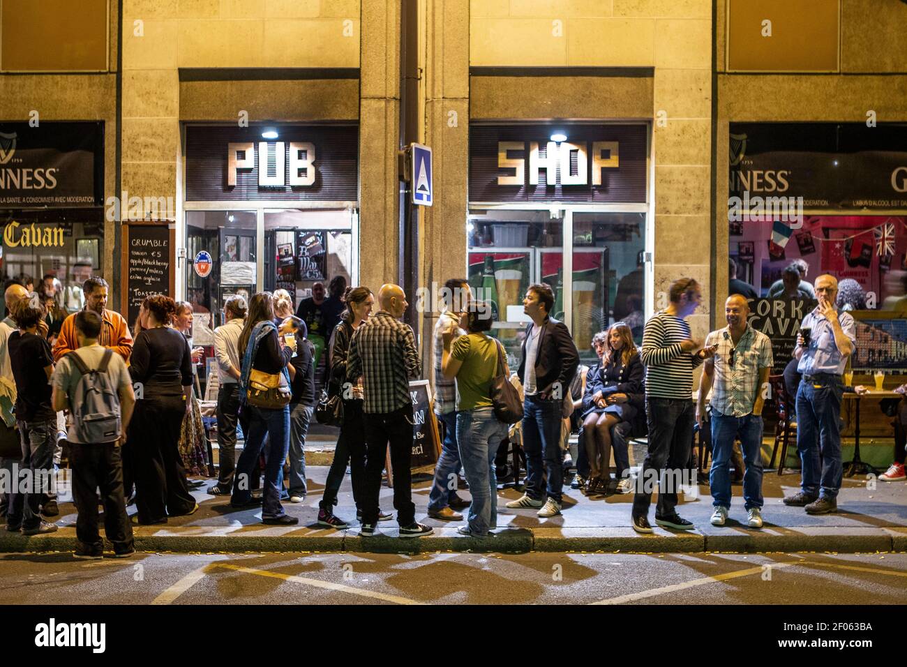 Crowds patrons hi-res stock photography and images - Alamy