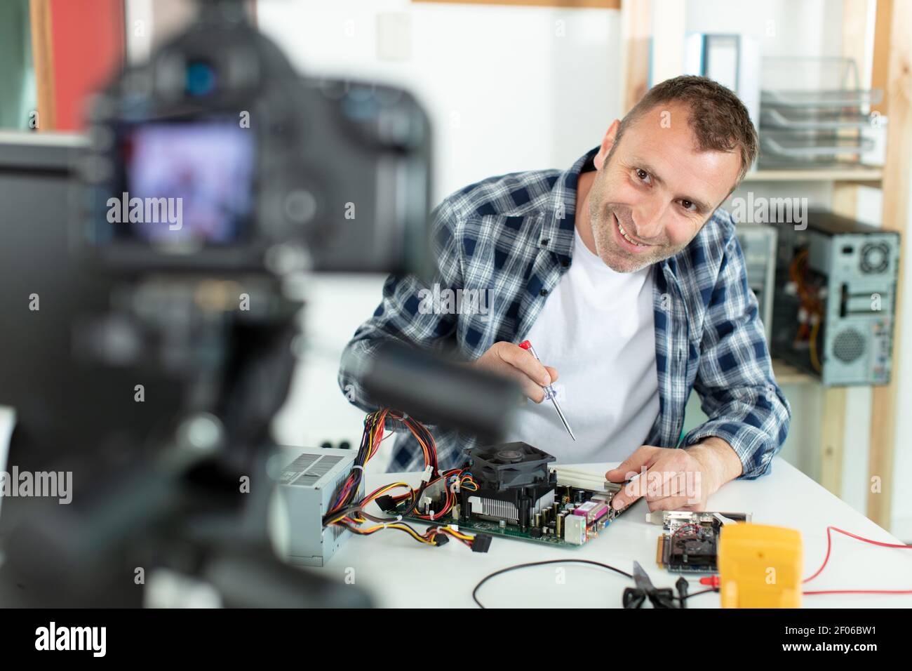 Center tutorial hi-res stock photography and images - Alamy