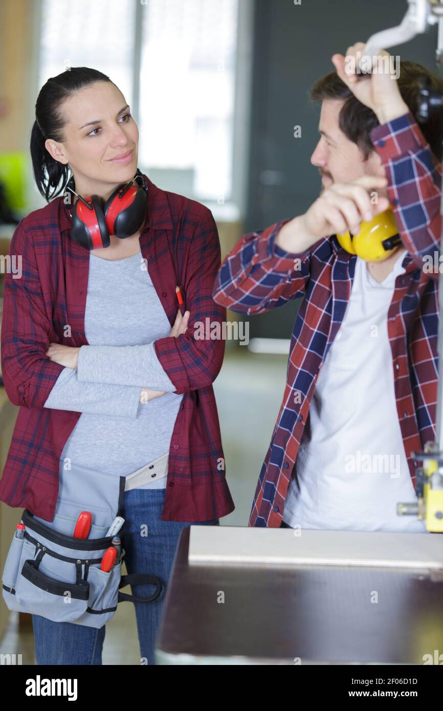 a woman learning wood classes Stock Photo - Alamy