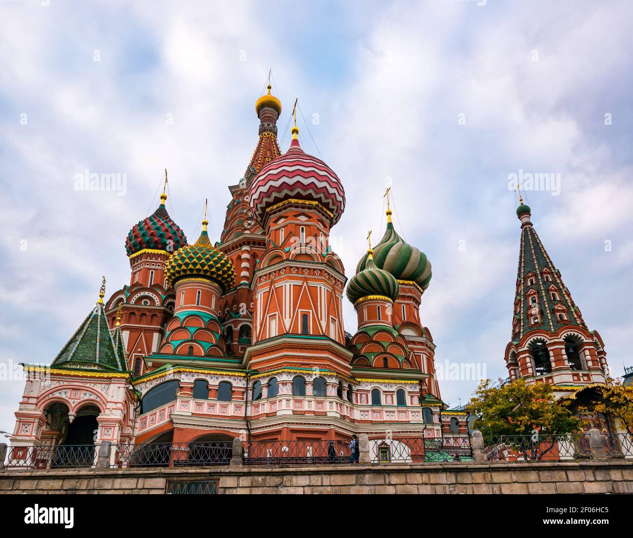 Colourful onion domes of St Basil's Cathedral, Red Square, Moscow ...