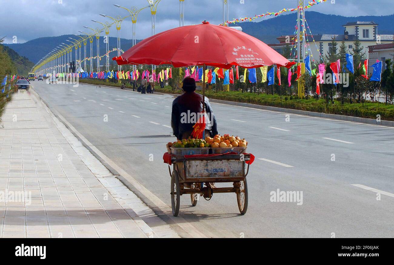MAIN ROAD ZHONGDIAN,SHANGRI LA, YUNNAN PROVINCE,CHINA PIC MIKE WALKER ...