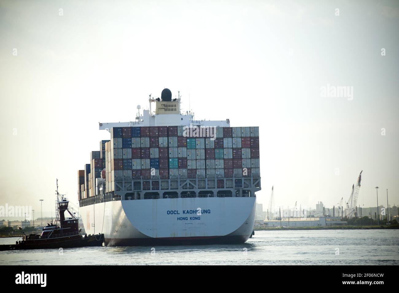 The OOCL line Laohsiung container ship in the New York and New Jersey ...