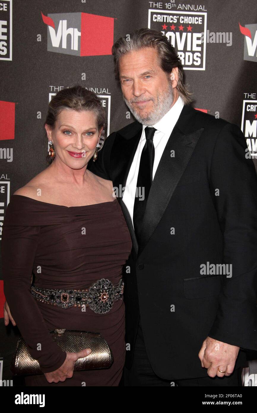 14 January 2011 - Hollywood, CA - Jeff Bridges arrives to the 16th ...
