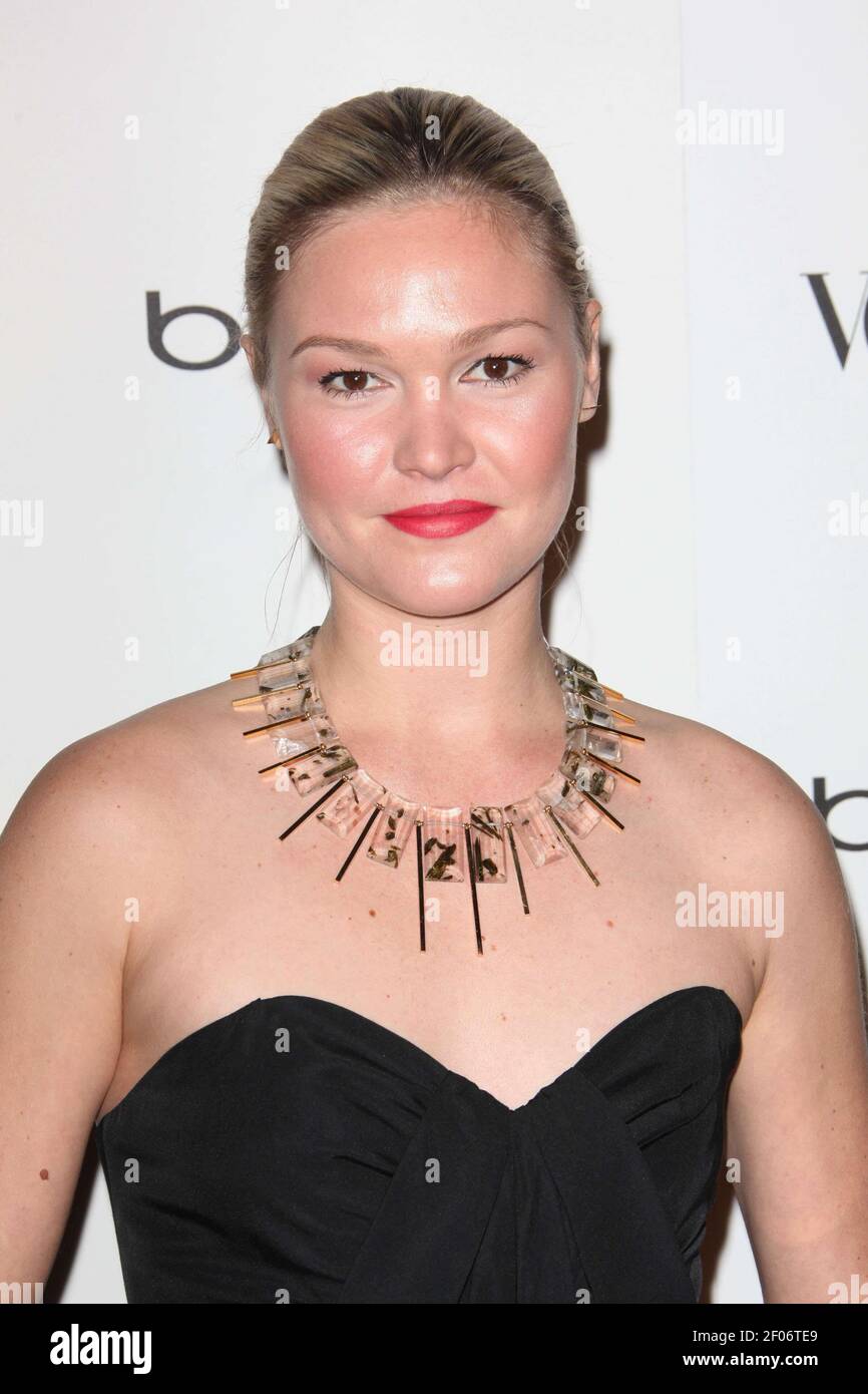 15 January 2011 - Los Angeles, CA - Julia Stiles arrives to the 2011 ...