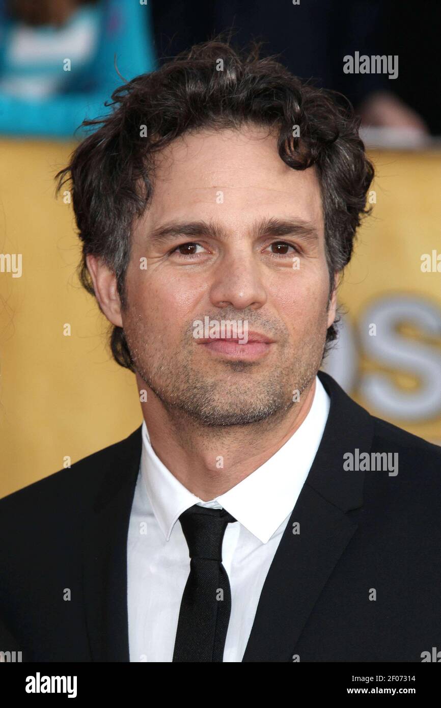 30 January 2011 - Los Angeles, CA - Mark Ruffalo arrives to the 17th ...