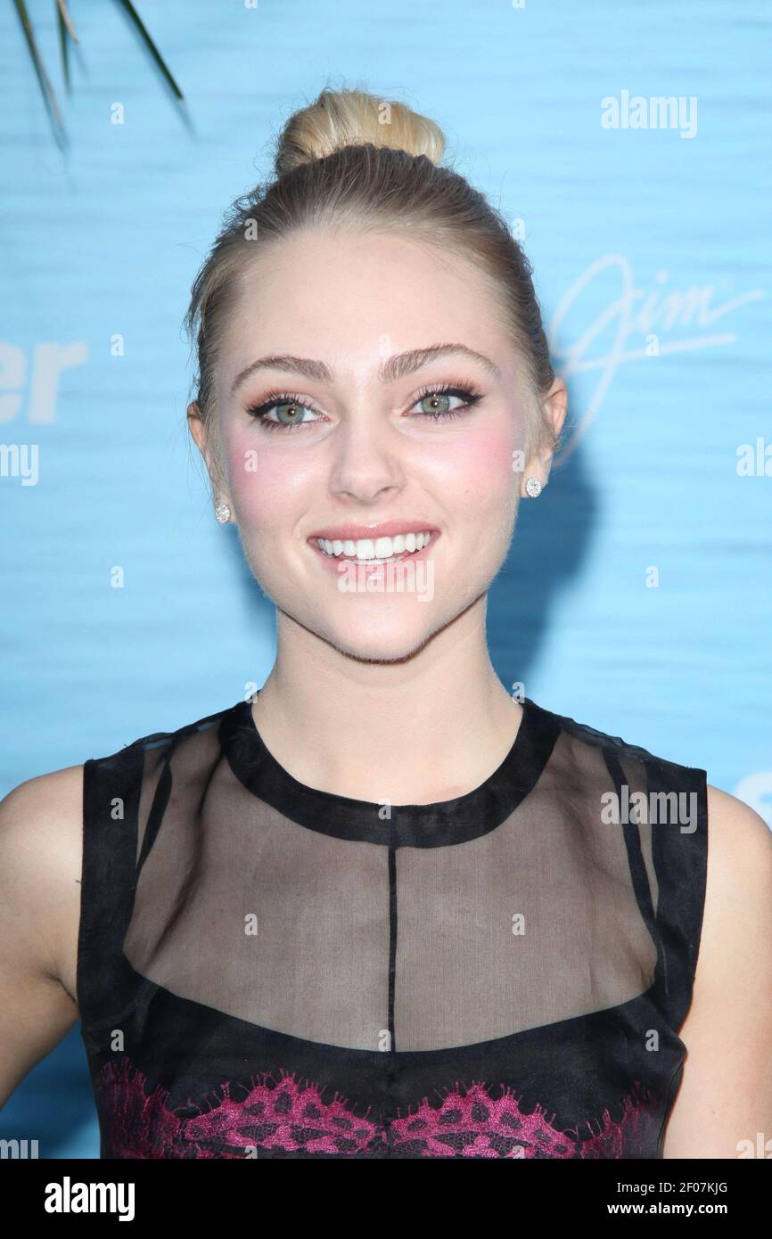 30 March 2011 - Hollywood, CA - AnnaSophia Robb arrives to the premiere ...