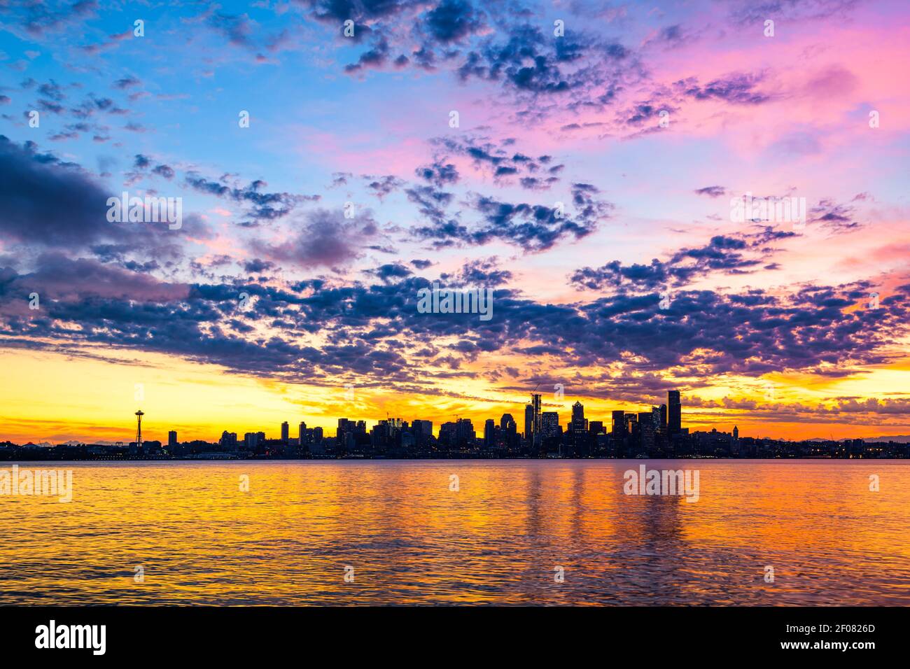 Sunrise behind seattle skyline hi-res stock photography and images - Alamy
