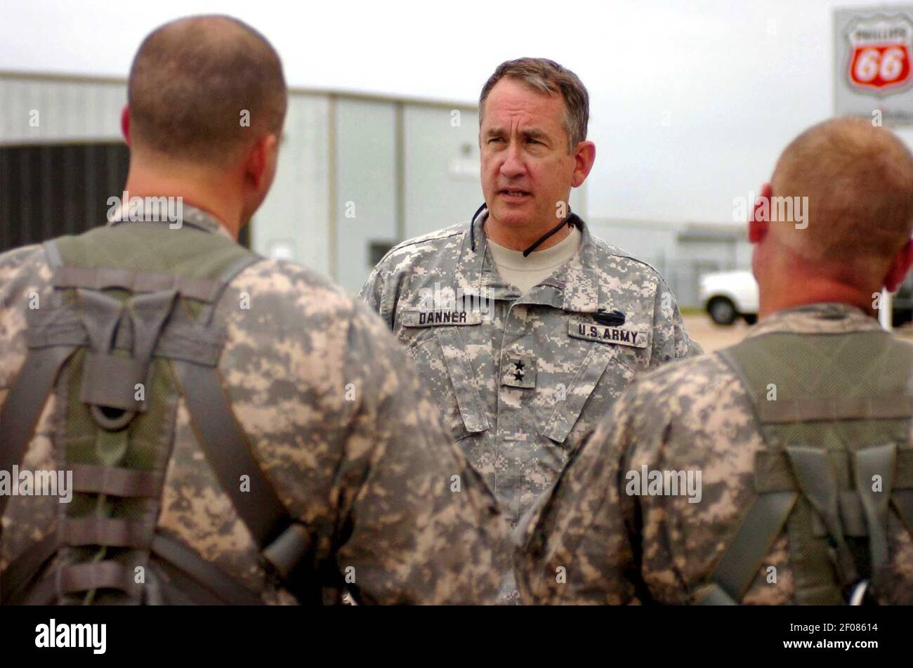 24 May 2011 - Jopling, Missouri - Army Maj. Gen. Stephen Danner, center ...