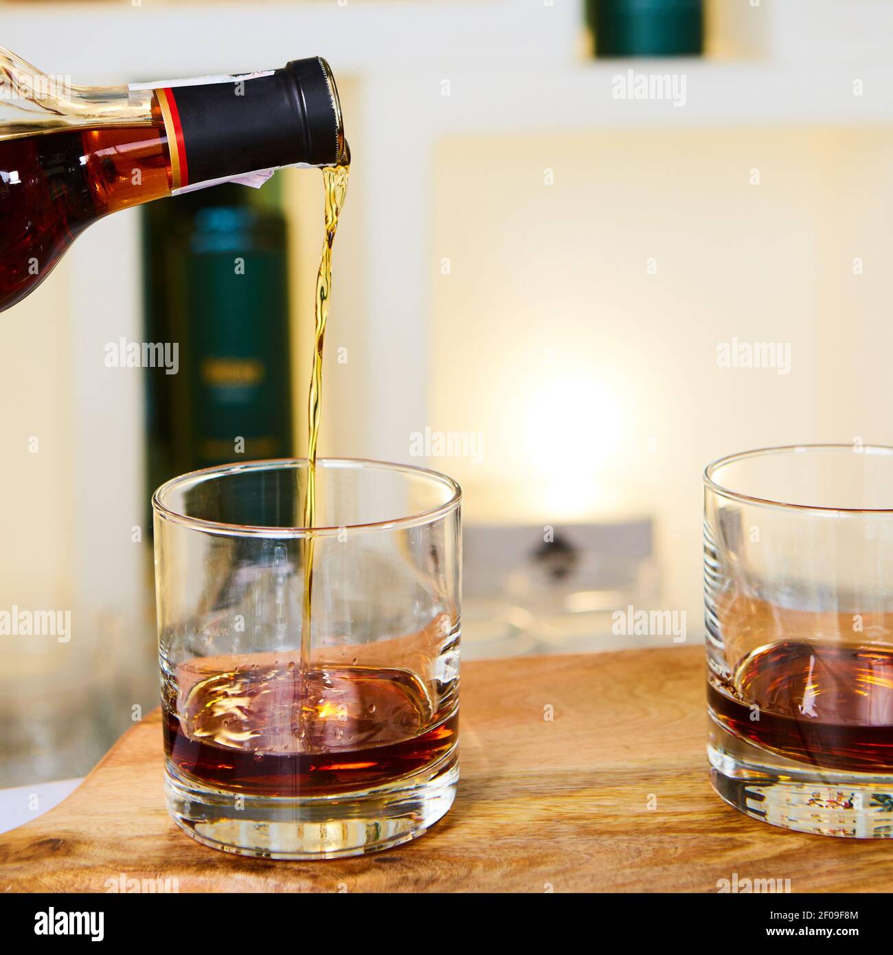Pouring glass bourbon whiskey hi-res stock photography and images - Alamy