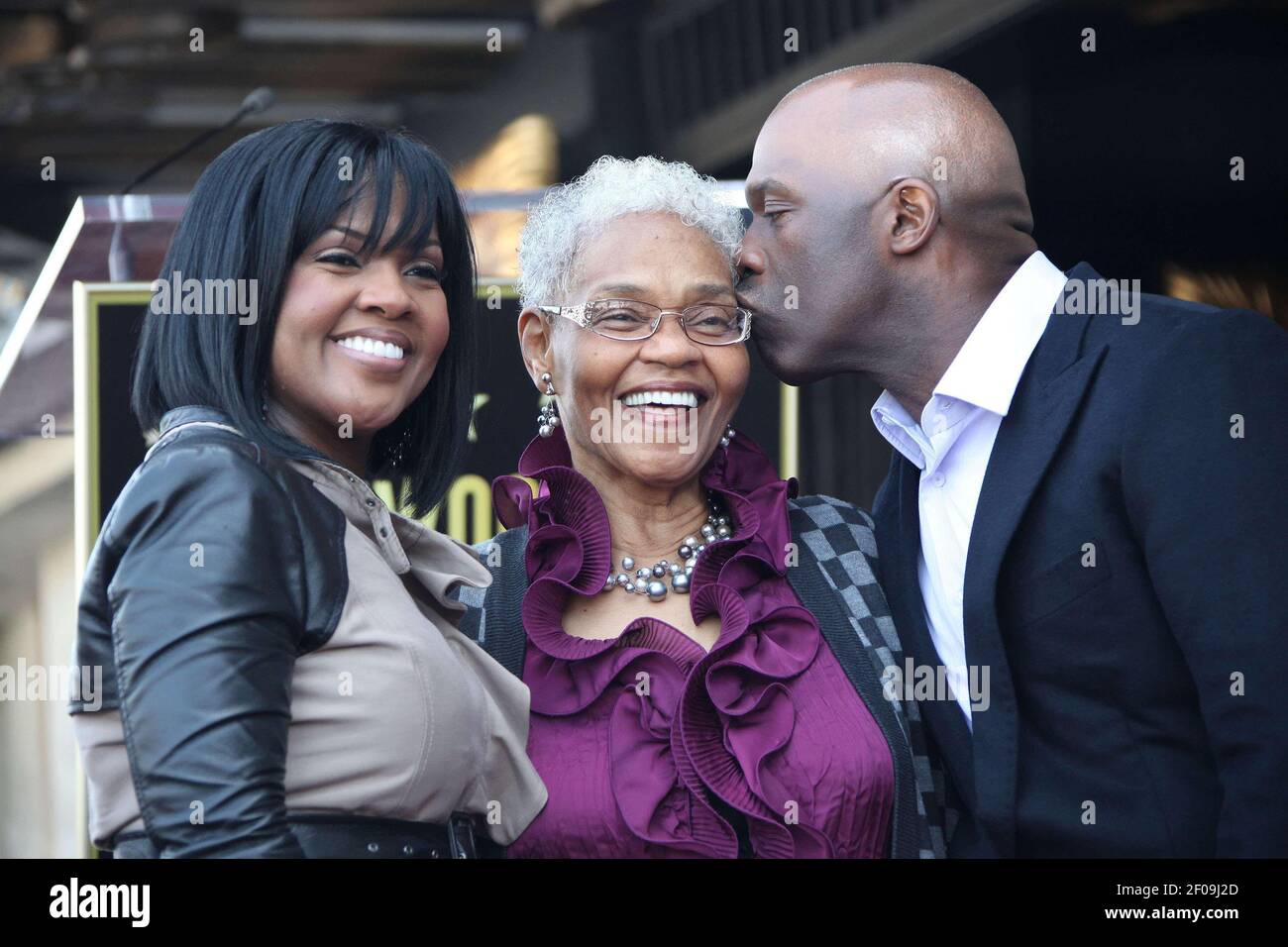 20 October 2011 - Hollywood, CA - BeBe & CeCe Winans pose with their ...