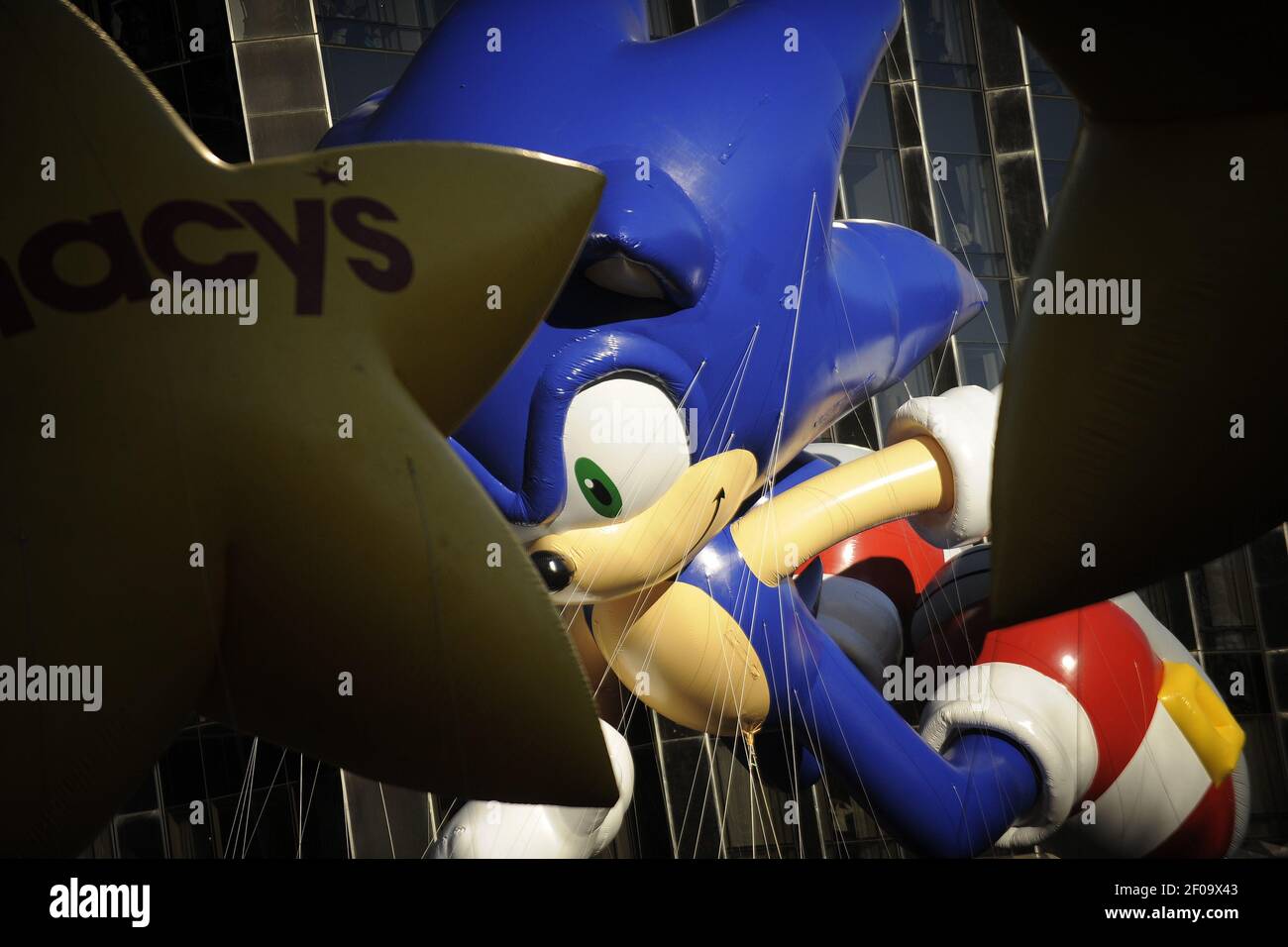 24 November 2011 - New York - The "Sonic the Hedgehog balloon floats by ...