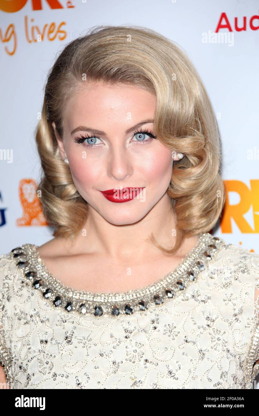 04 December 2011 - Hollywood, CA - Julianne Hough arrives to the ...