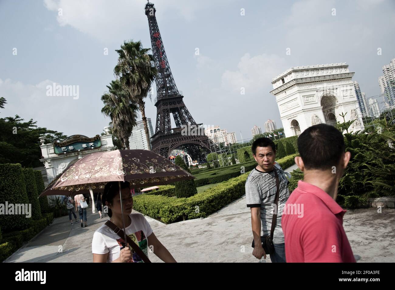 The Eiffel tower and the triumphal arch replicas. (Photo by Raphael ...