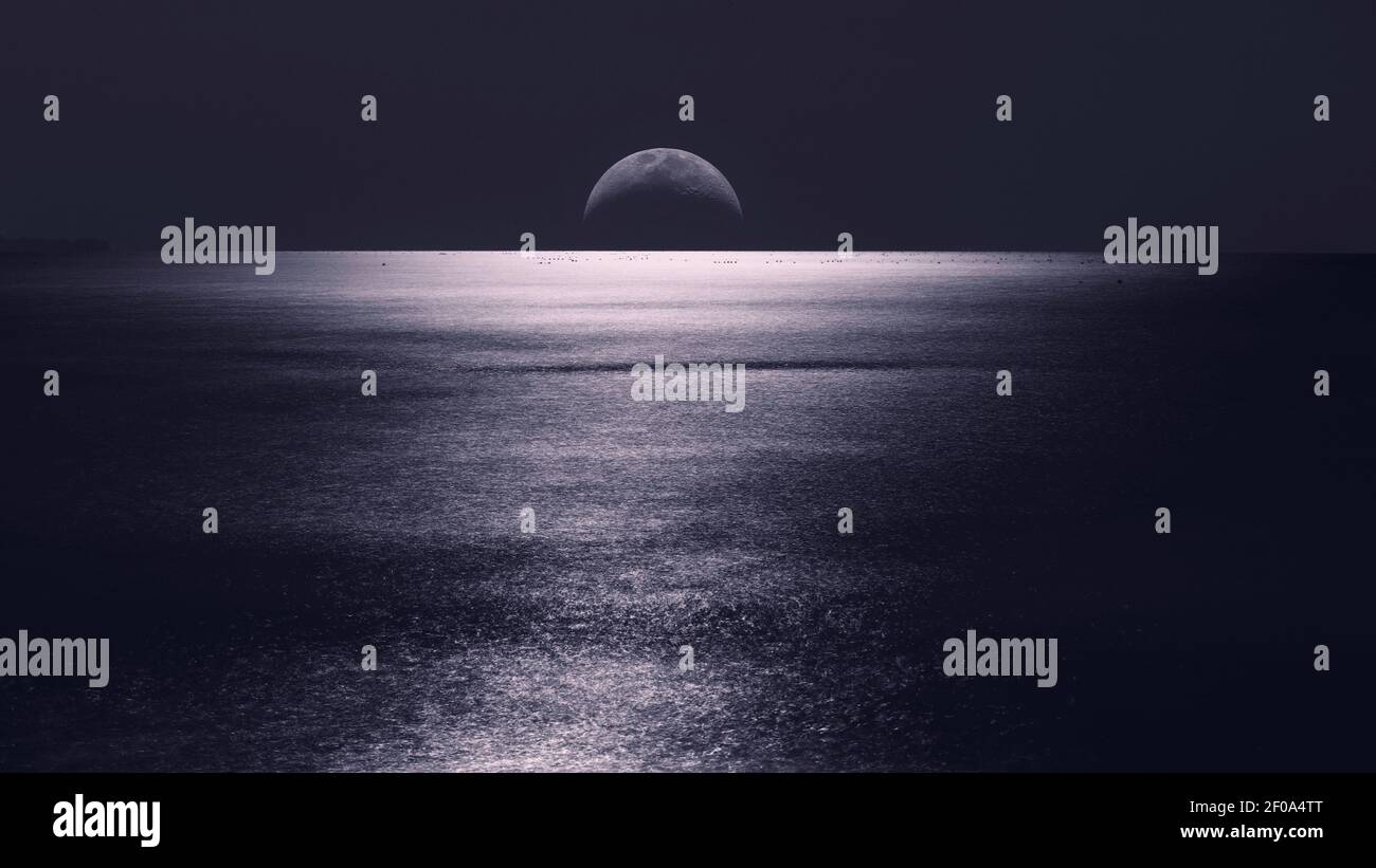 Moonlight ocean hi-res stock photography and images - Alamy