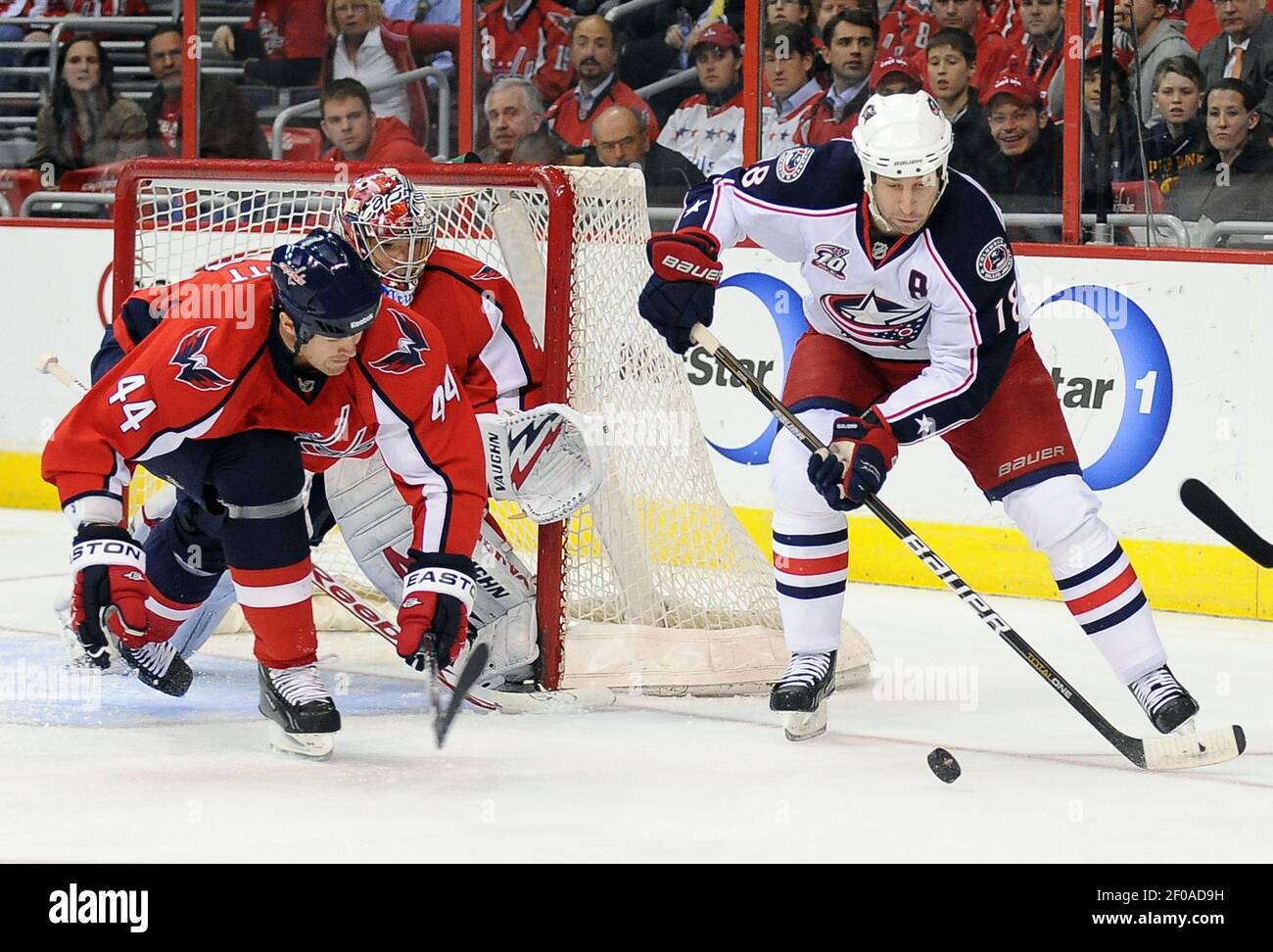 Columbus Blue Jackets center R.J. Umberger (18) attempts to work the ...