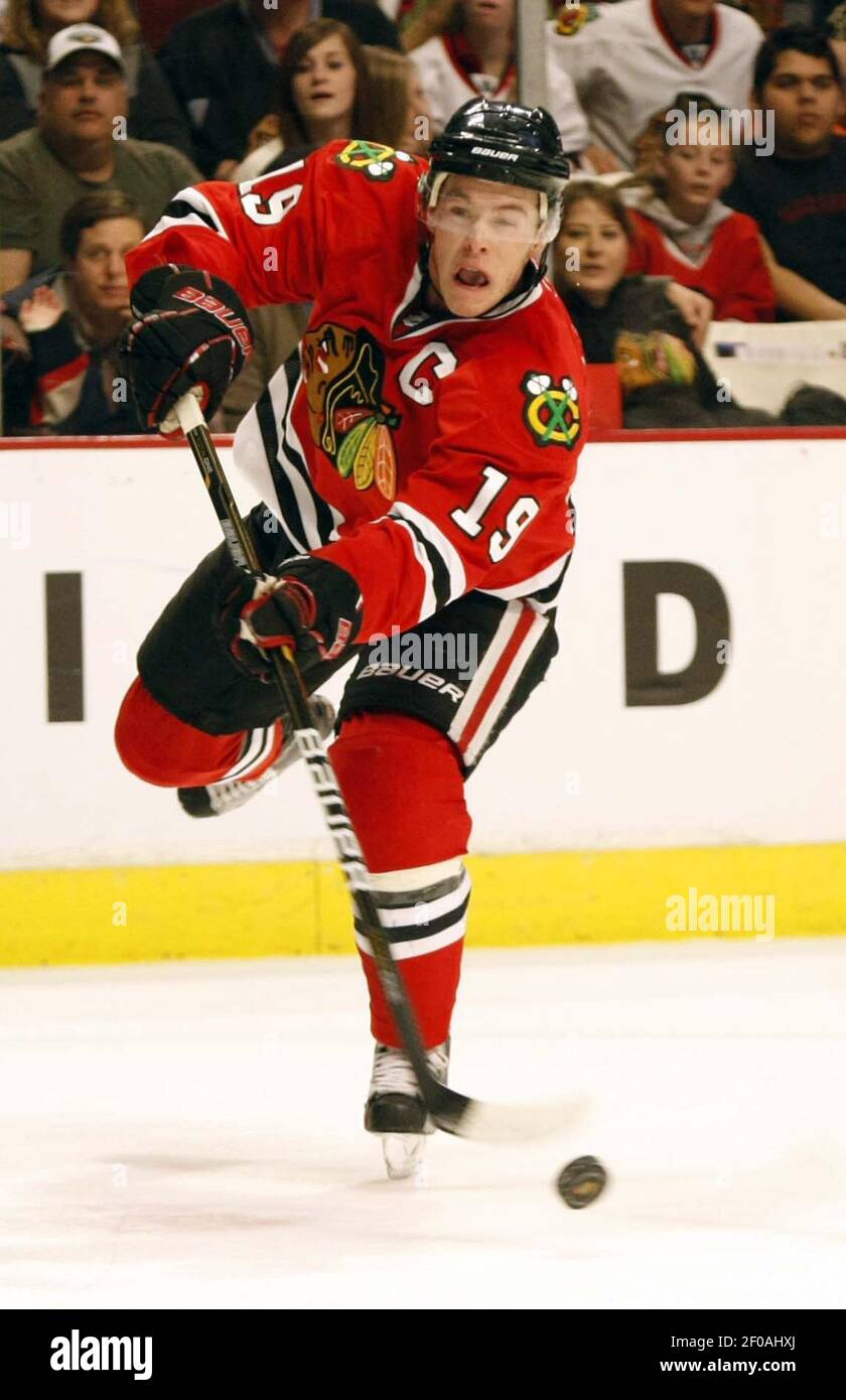 Chicago Blackhawks Jonathan Toews scores the 6th goal against the ...