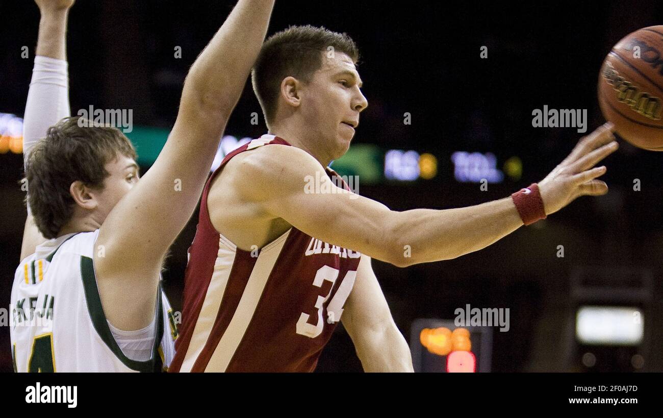 Oklahoma Sooners guard Cade Davis (34) delivered a pass as Baylor Bears ...