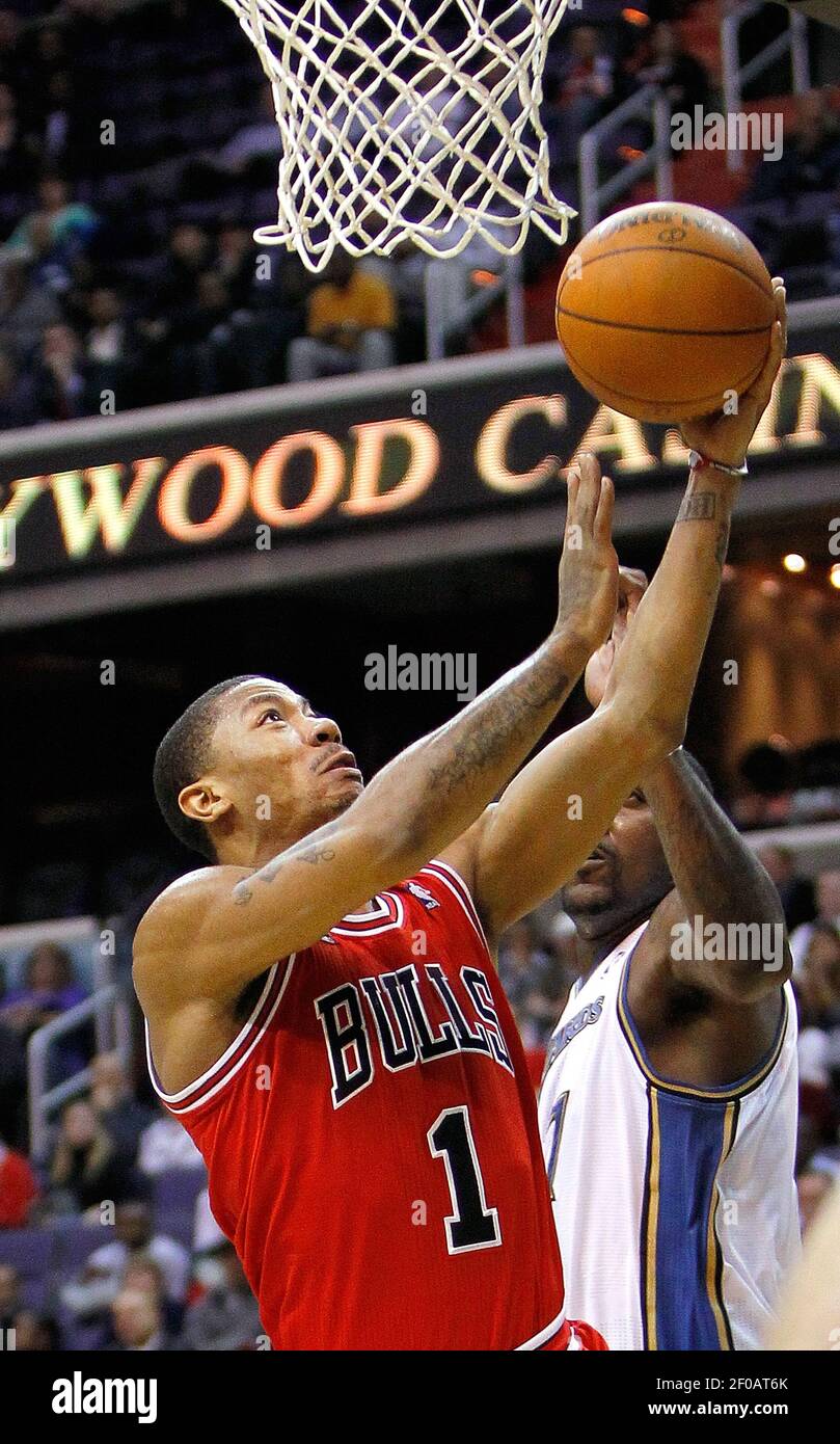 Chicago Bulls point guard Derrick Rose (1) drives to the basket for a ...