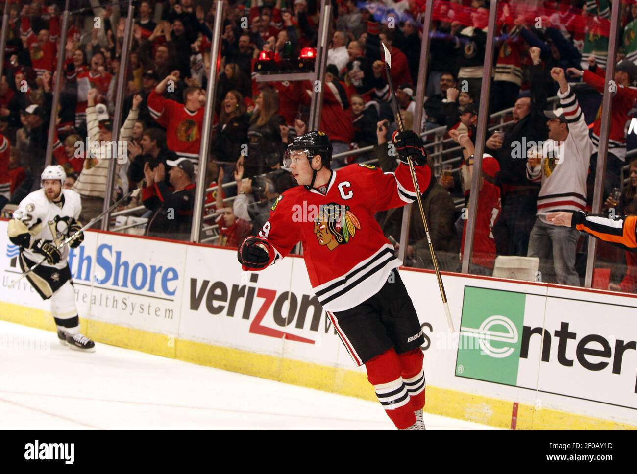 Chicago Blackhawks center Jonathan Toews (19) celebrates a goal by ...