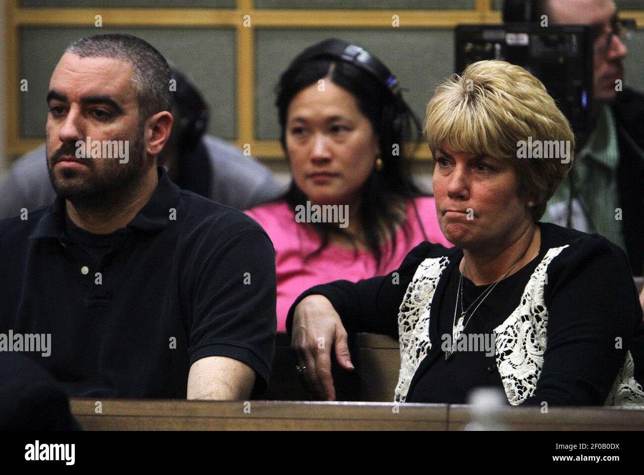 Lee Anthony, brother of Casey Anthony, sits with his mother Cindy ...