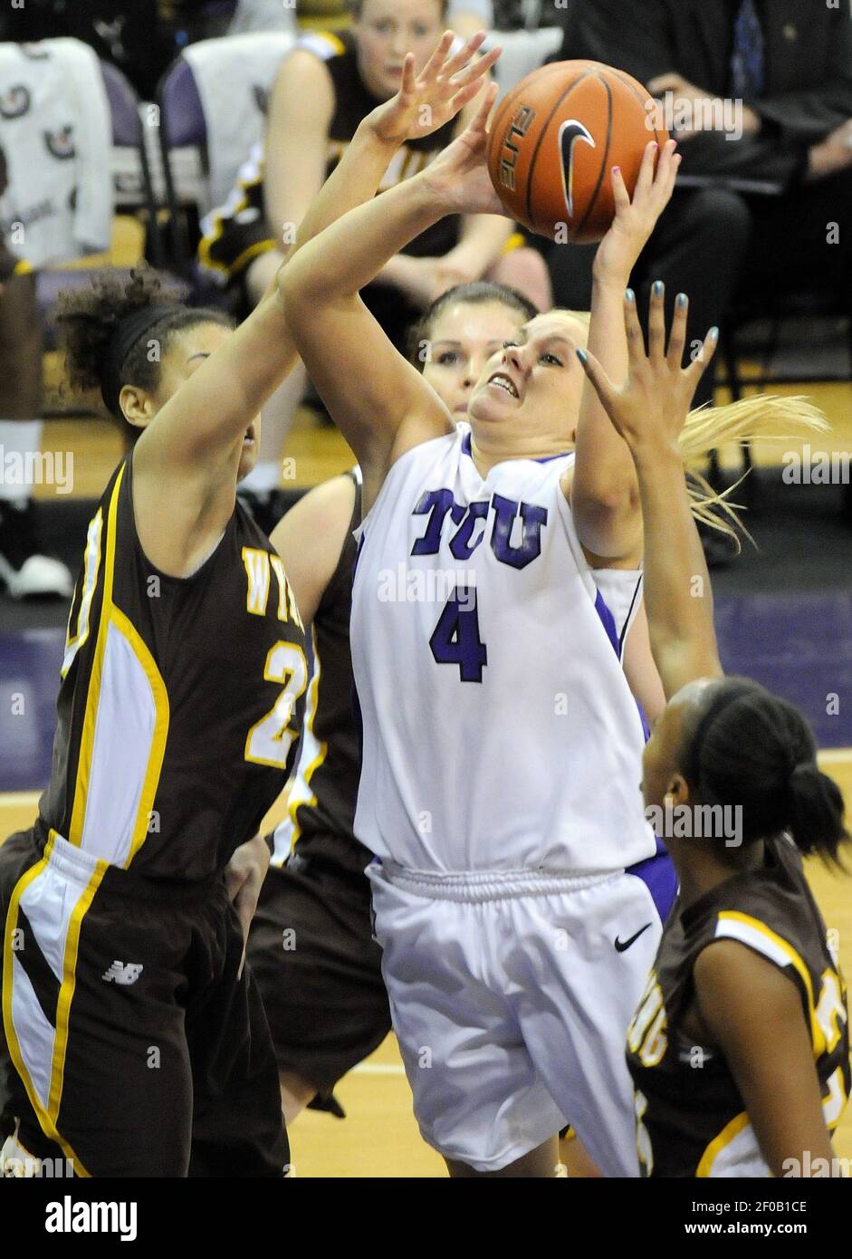 Texas Christian's Helena Sverrisdottir (4) shoot and scores over ...