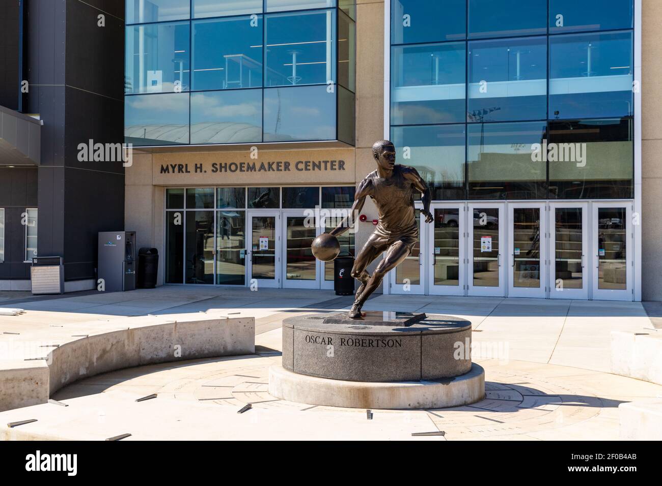 Basketball statue hi-res stock photography and images - Alamy