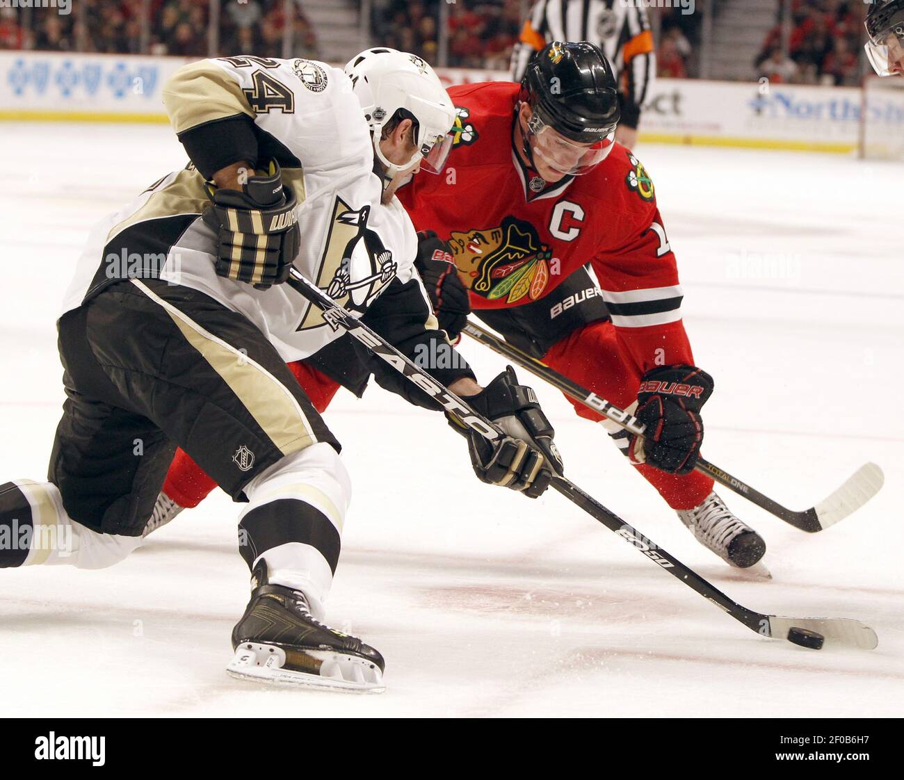 Chicago Blackhawks center Jonathan Toews (19) faces off with Pittsburgh ...