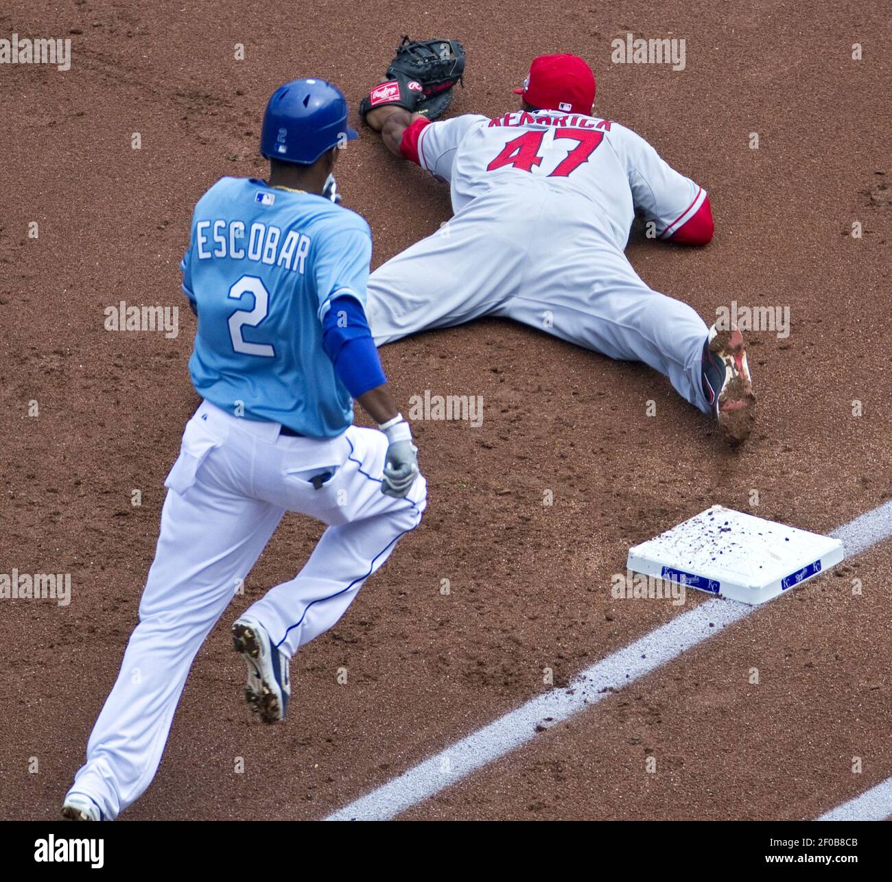 Kansas City Royals' Alcides Escobar (2) reaches first base as the throw ...