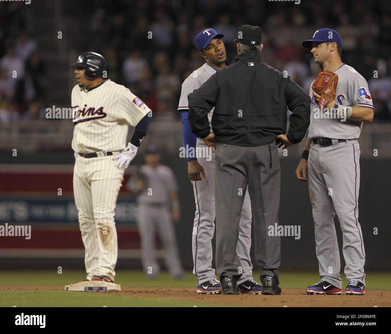 Texas Rangers shortstop Elvis Andrus and second baseman Michael Young ...