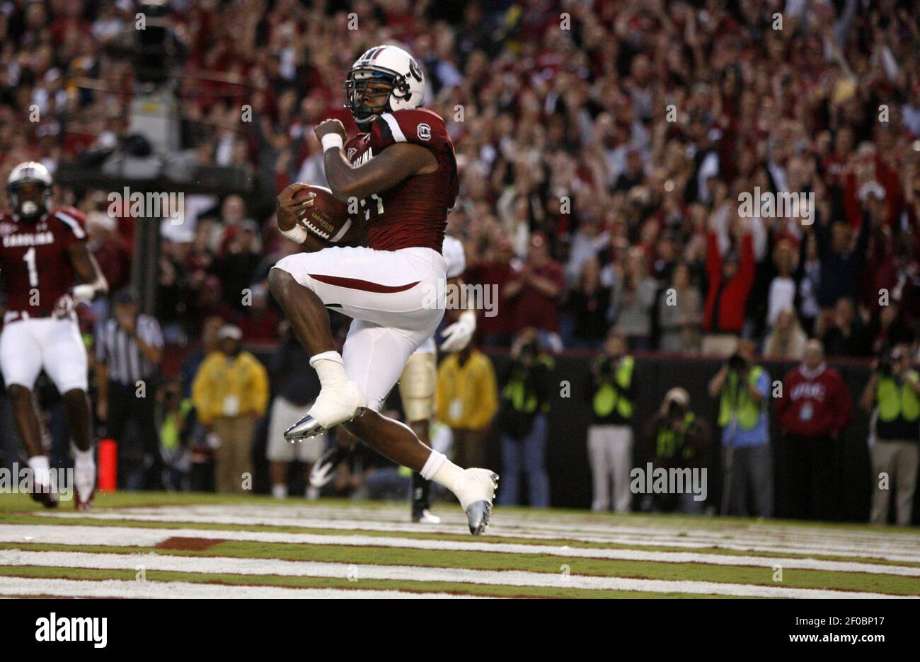 South Carolina running back Marcus Lattimore scores on a 5-yard ...