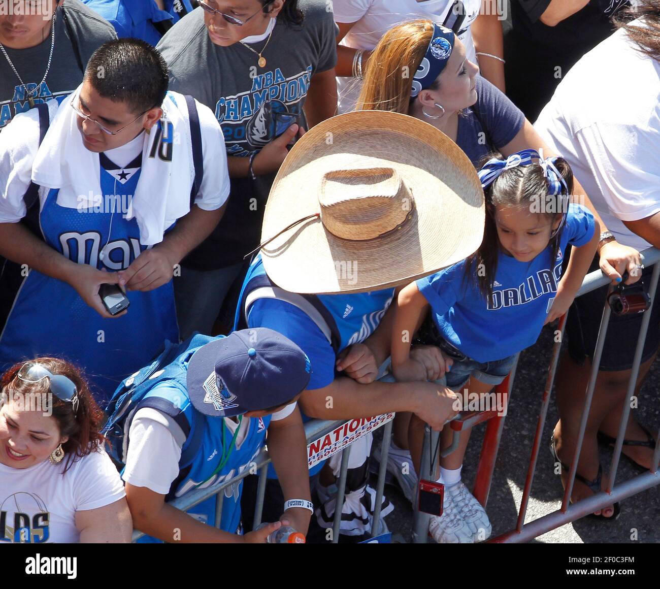 Fans wait for the beginning of the Dallas Mavericks victory parade ...