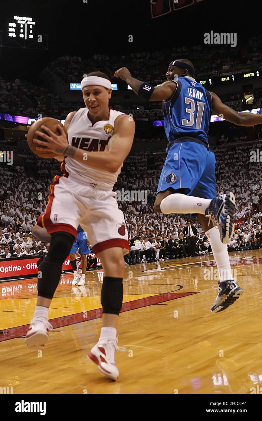 The Miami Heat's Mike Bibby, left, steals the ball from the Dallas ...