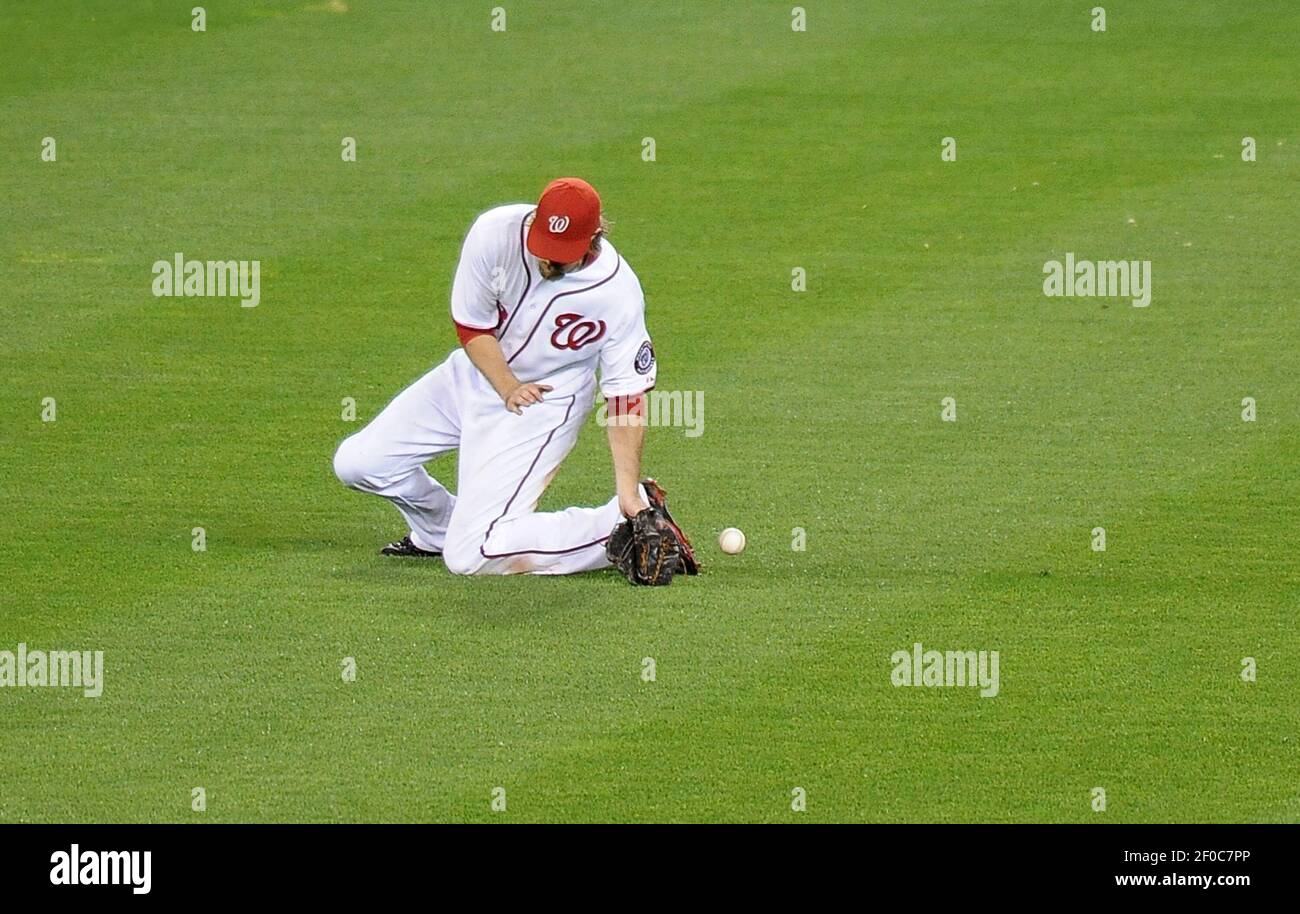 Washington Nationals right fielder Jayson Werth (28) misplays a sinking ...