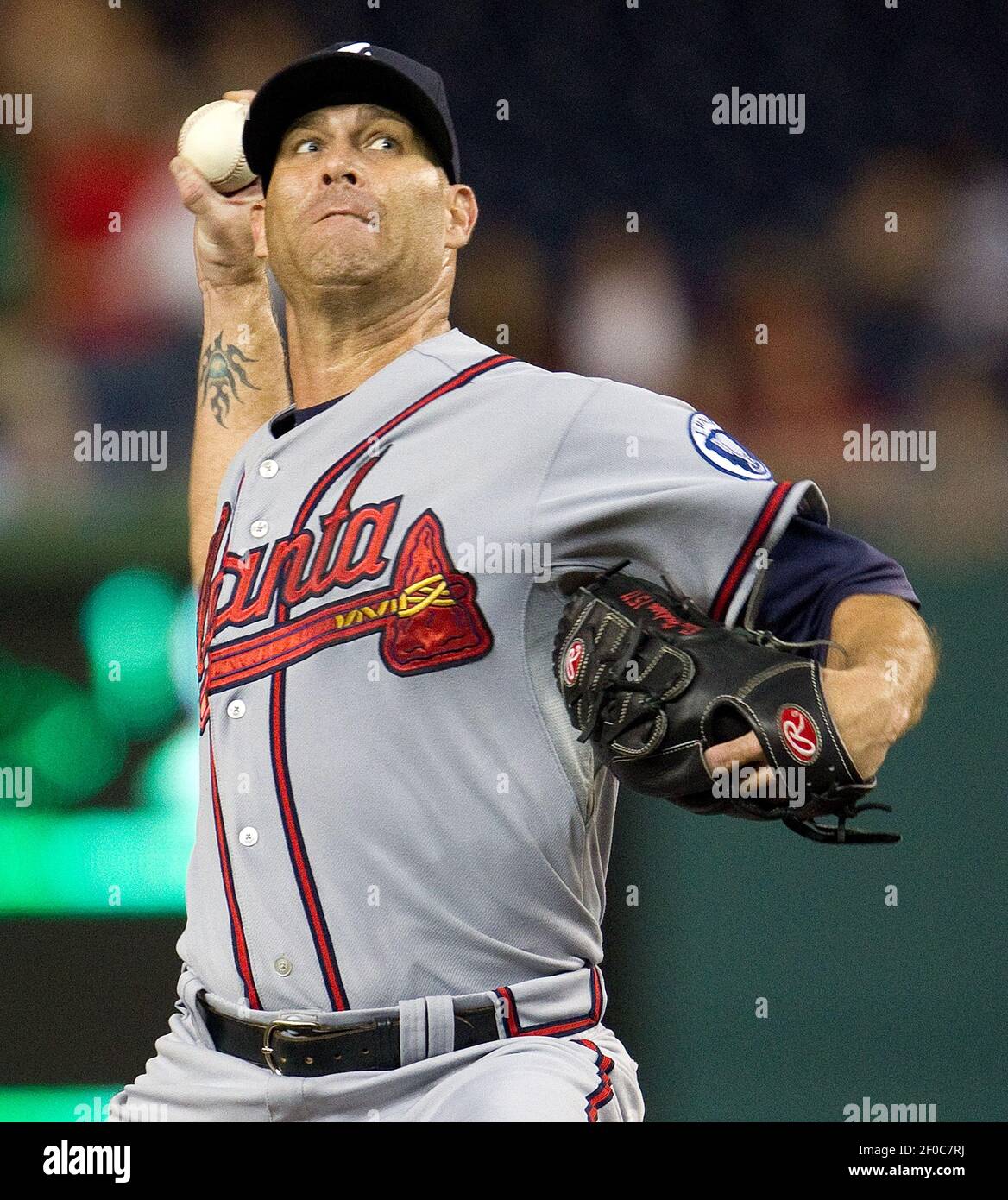 Atlanta Braves starting pitcher Tim Hudson (15) delivers a pitch ...