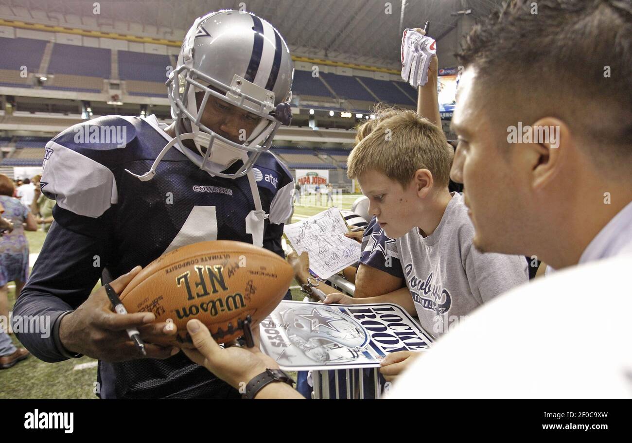 Dallas Cowboys cornerback Terence Newman signs autographs after the ...
