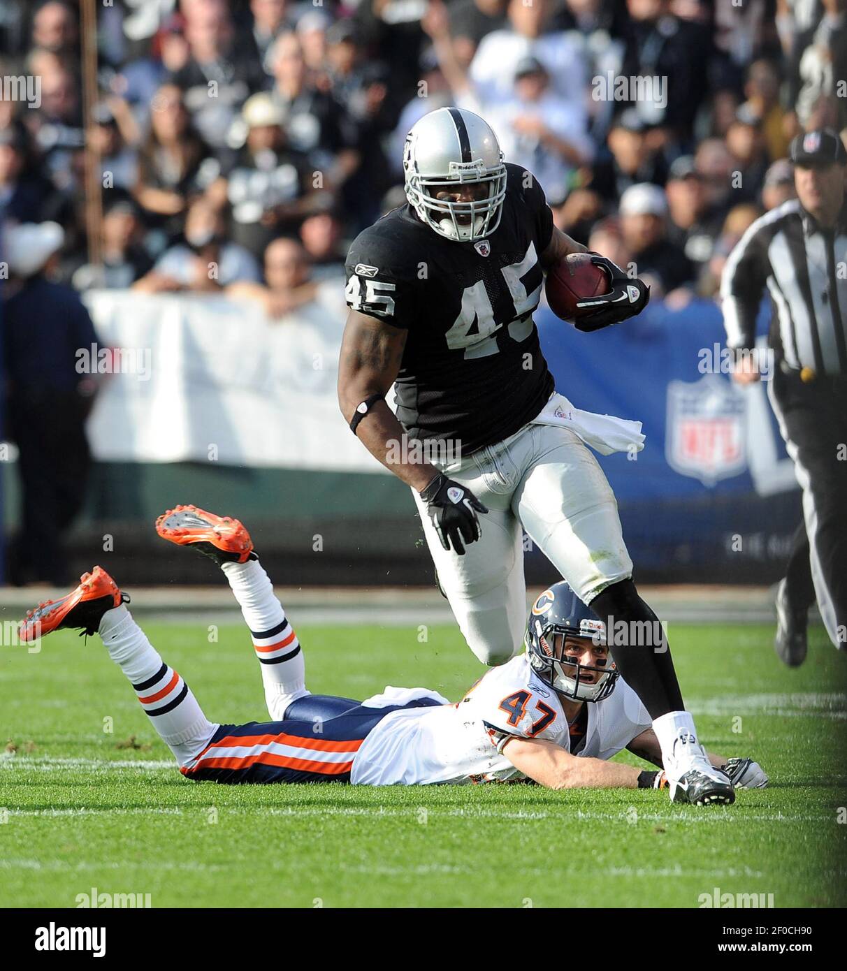 Oakland Raiders Marcel Reece (45) runs past Chicago Bear Chris Conte ...