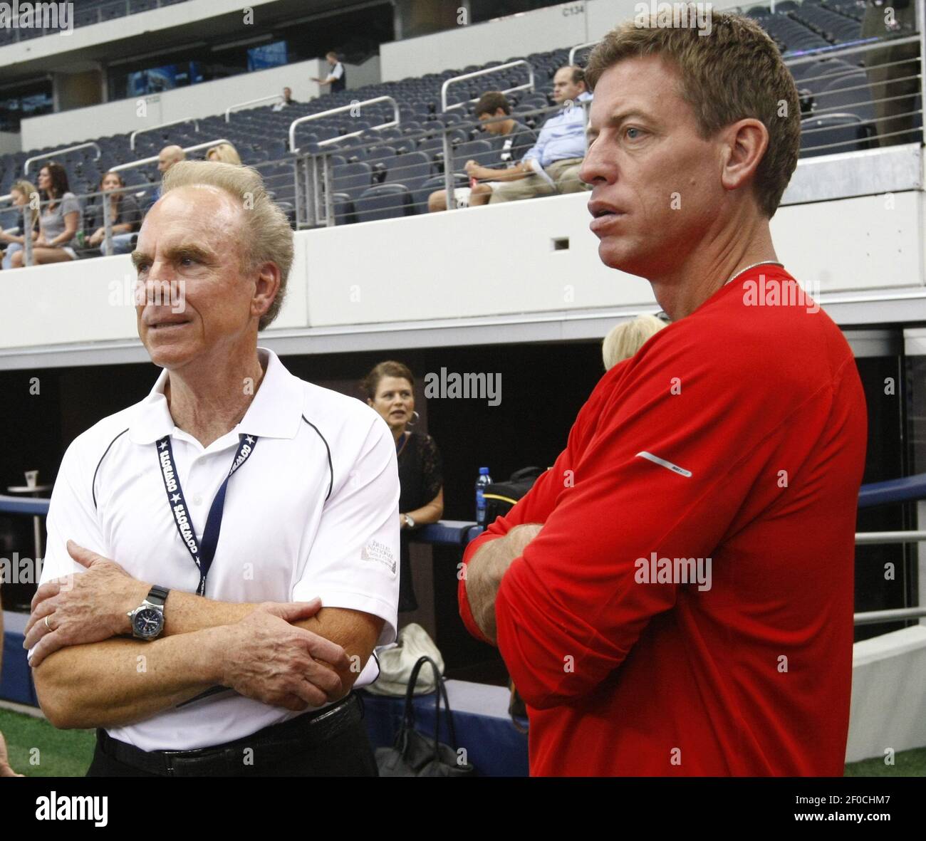 Former Dallas Cowboys quarterbacks Roger Staubach, left, and Troy ...