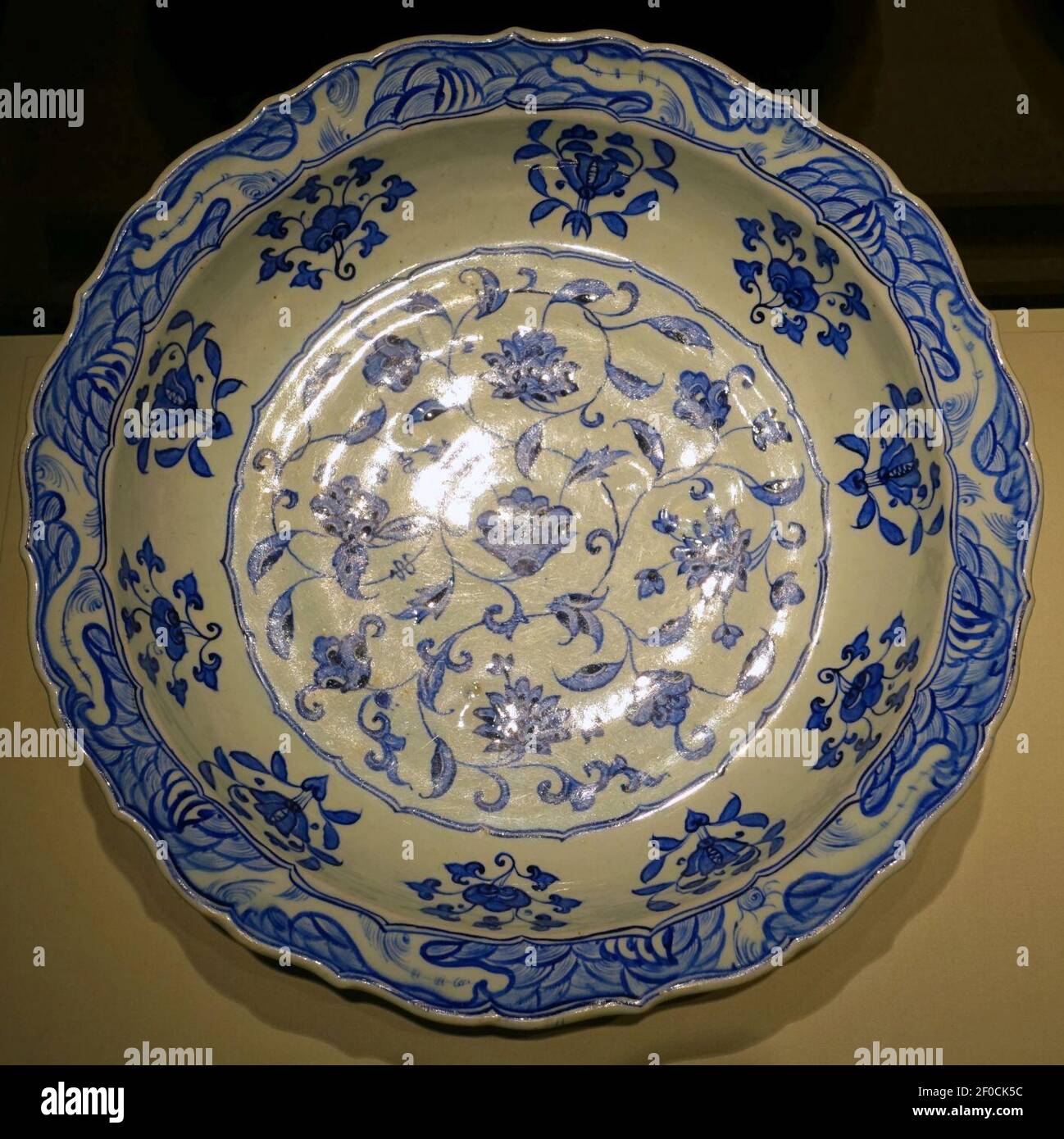 Plate, Iznik, Turkey, 1525-1535 AD, stonepaste painted under glaze ...