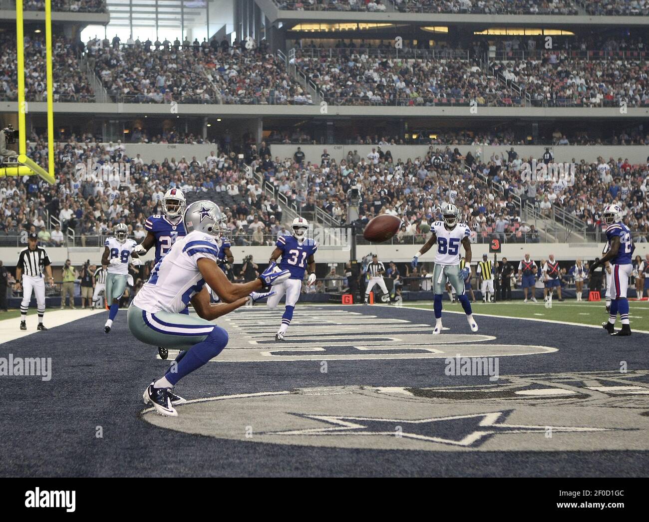 Dallas wide receiver Laurent Robinson (81) makes a first-quarter ...