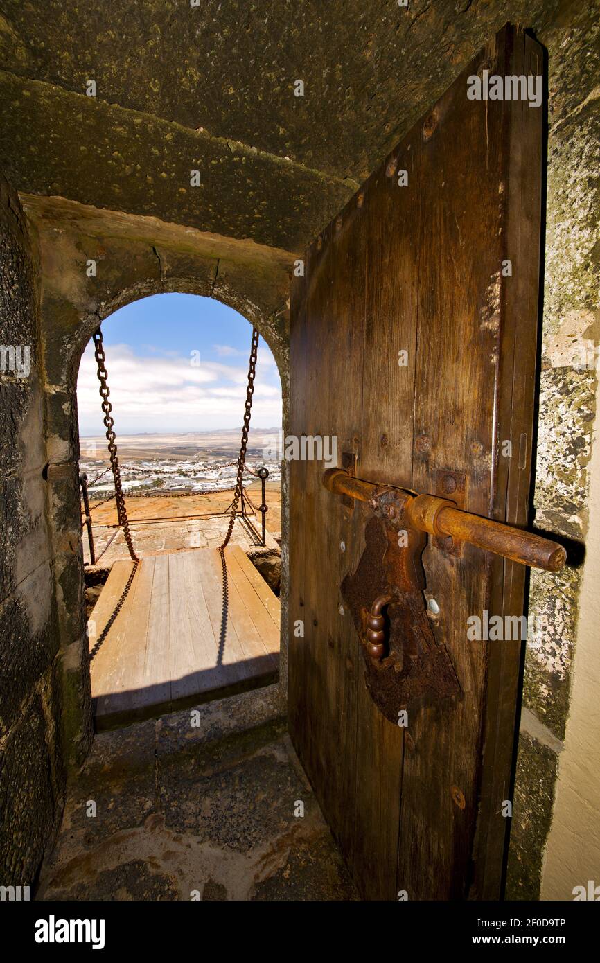 Curved castle wall battlements hi-res stock photography and images - Alamy