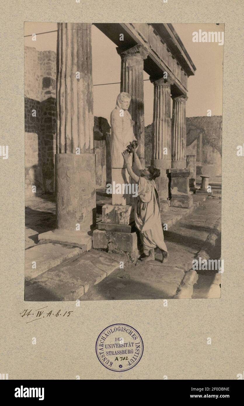 Pluschow, Wilhelm von (1852-1930) - Pompei - Donna nel Tempio di Apollo ...